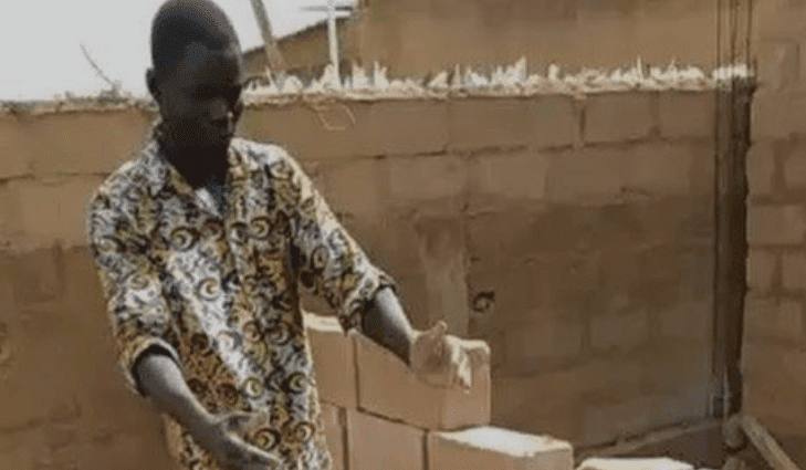VIDEO: Bricklayer seen lifting bricks with “juju” in Ibadan | Latest ...
