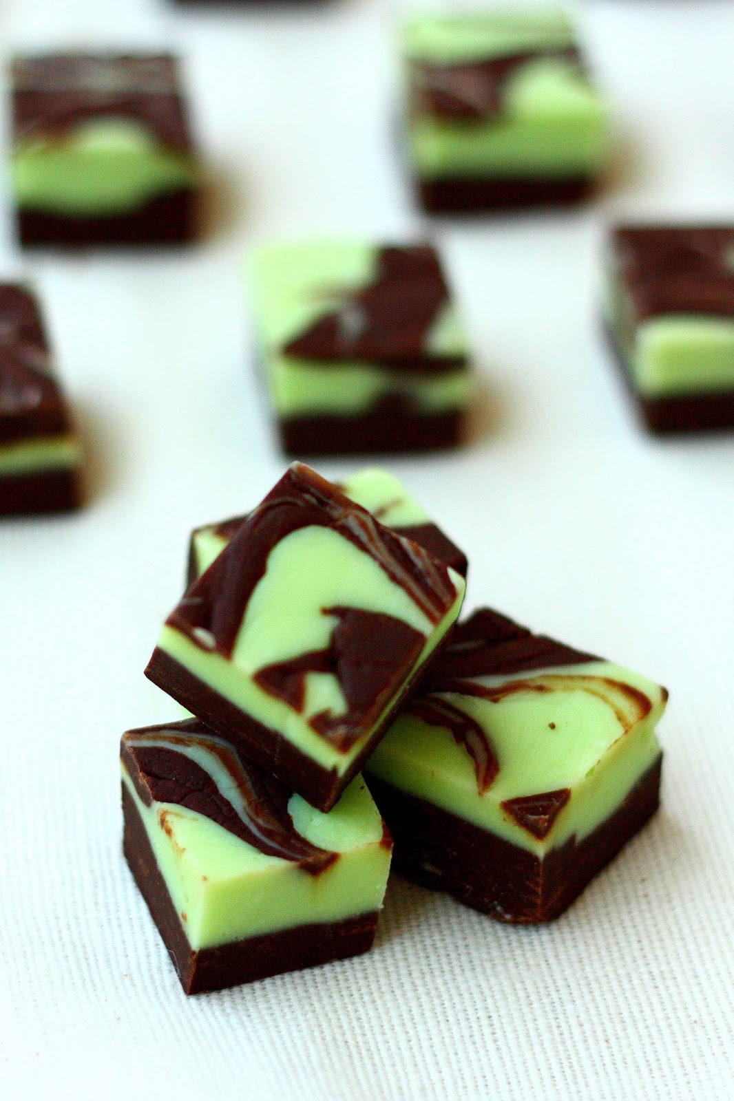 Marbled Mint Chocolate Fudge / Marmoroidut minttusuklaafudget - Suklaapossu