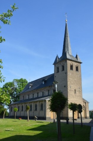 Romaanse kunst en architectuur: Kirche Sankt-Briktius te Oekhoven ...