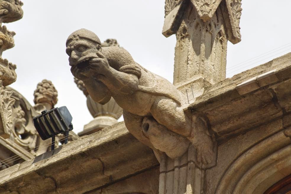 El mundo de Juan María: Viajes y Fotografía: Las gárgolas del edificio ...