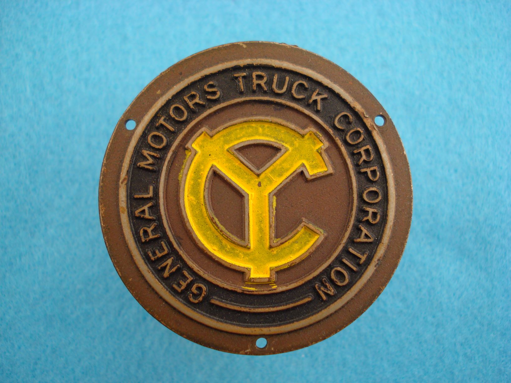American Auto Emblems: YELLOW COACH/GM COACH