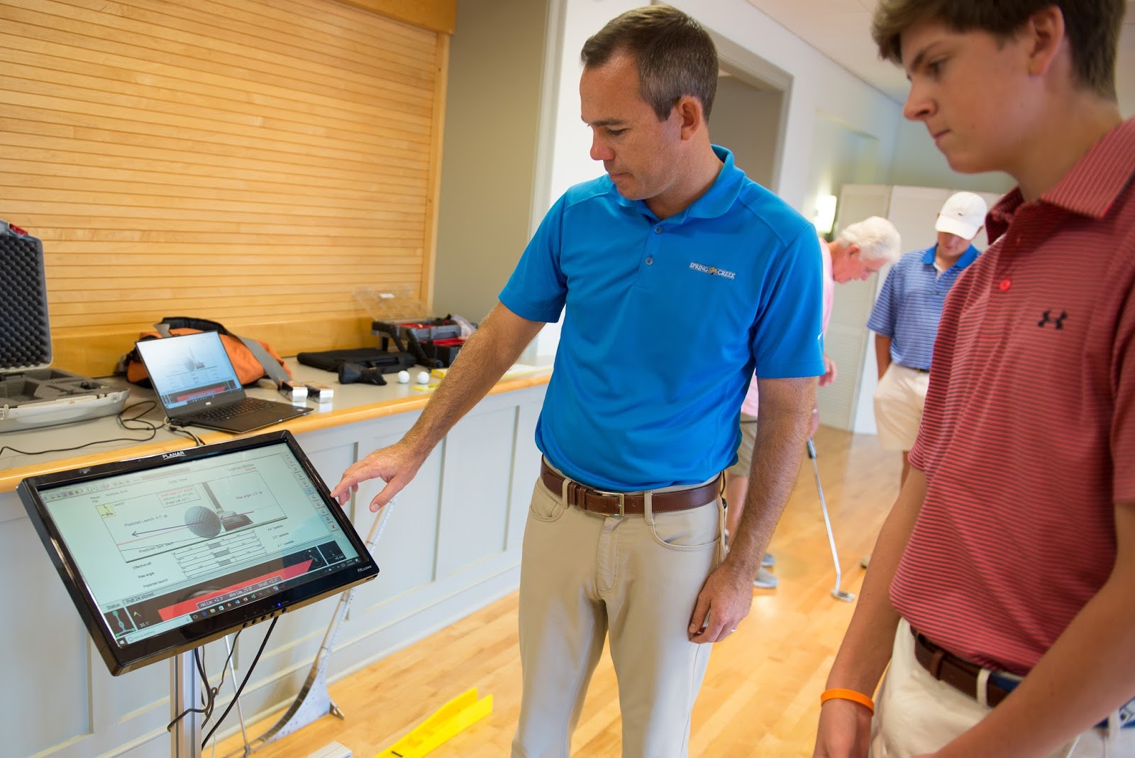 Woodberry Forest Golf: Pro helps fall golfers with putting technique