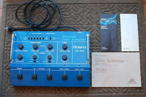 MATRIXSYNTH: Roland GR-300 Polyphonic Guitar Synthesizer SN 284010