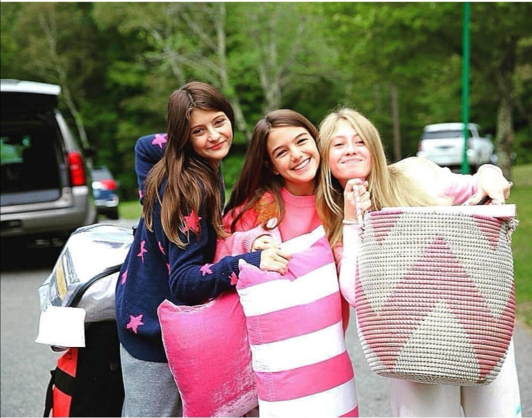 All about Suri Cruise : 2020.07 - Unseen photo of Suri and her friends ...