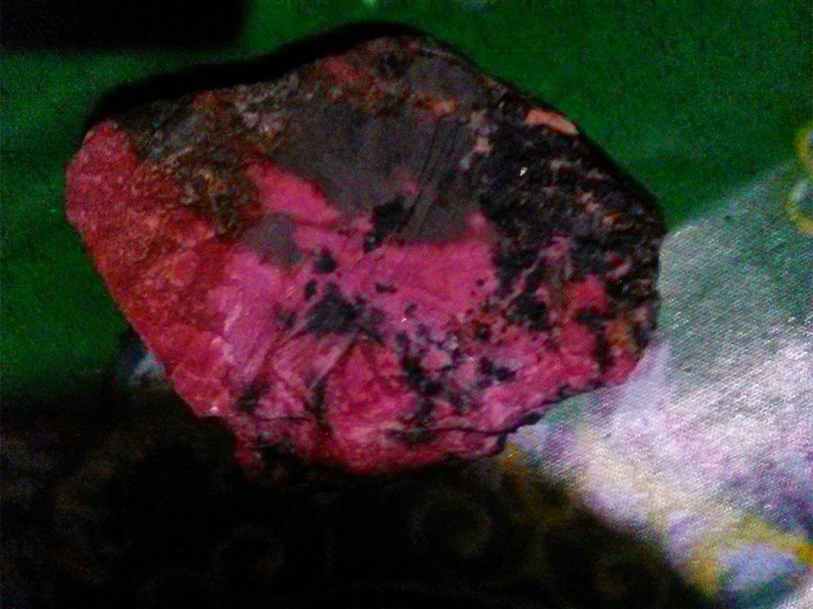 ASAL MULA DAN KANDUNGAN BATU AKIK RED BORNEO (RHODONITE) | SENI ...