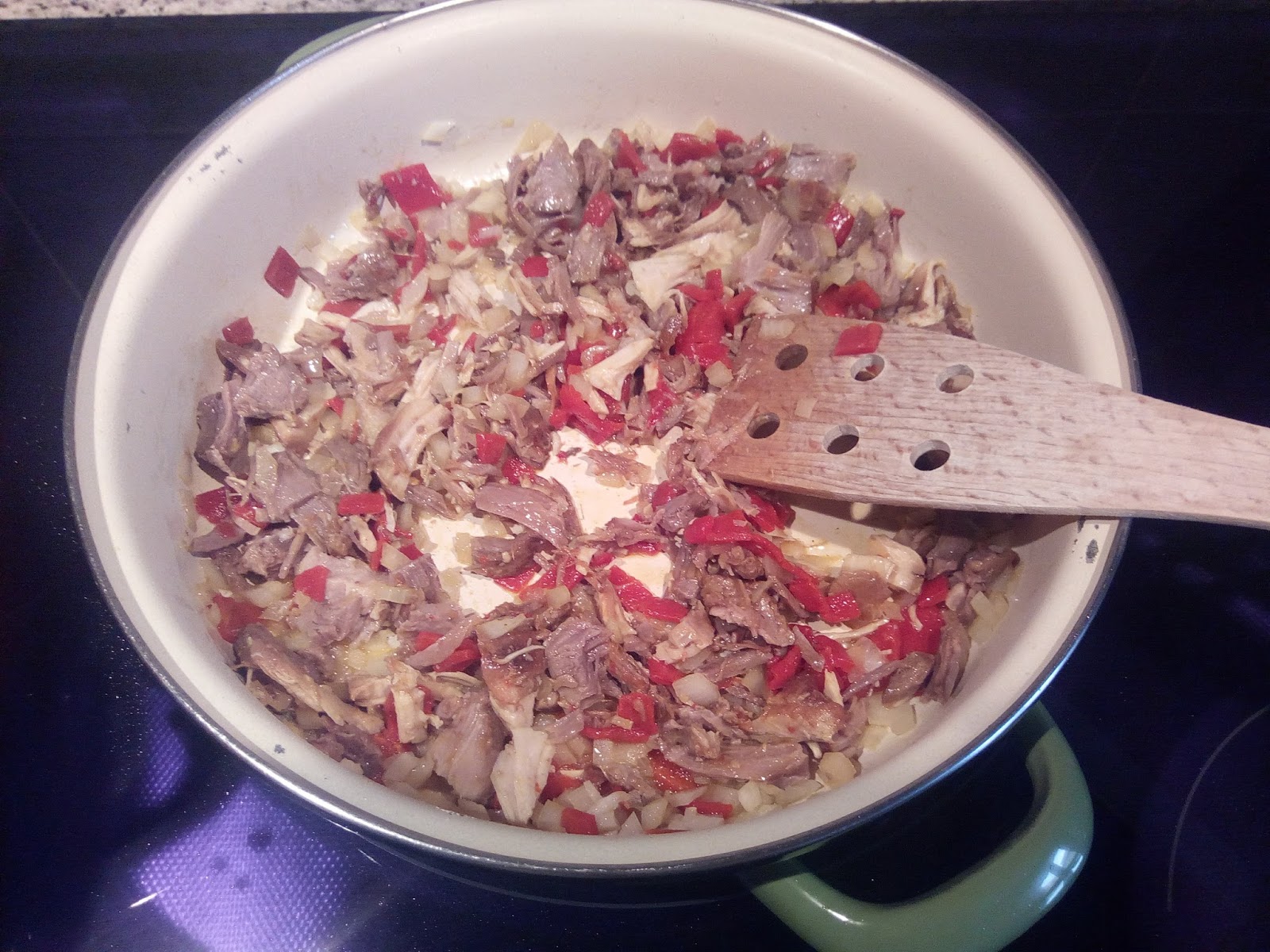 CHONCHA VERDE: Pasta con restos de carne asada.