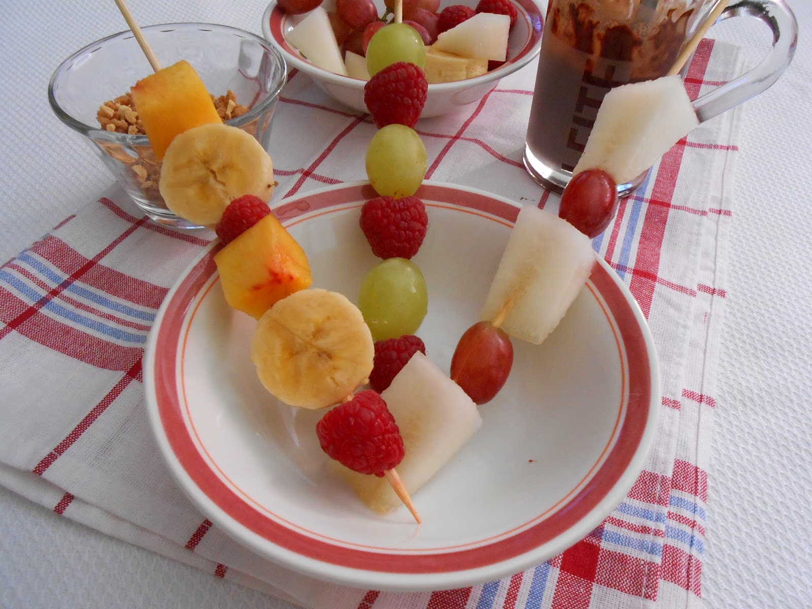 Pinchos de fruta con chocolate ~ Con sabor a huerto