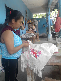 Mujeres bordadoras Tlatokxochitl