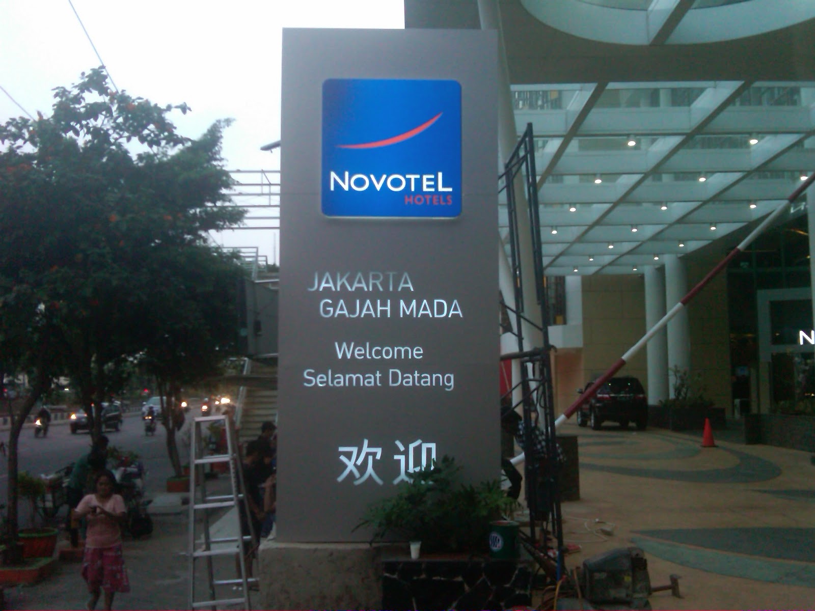 PREMIUM ADVANCE SIGNAGE: Novotel