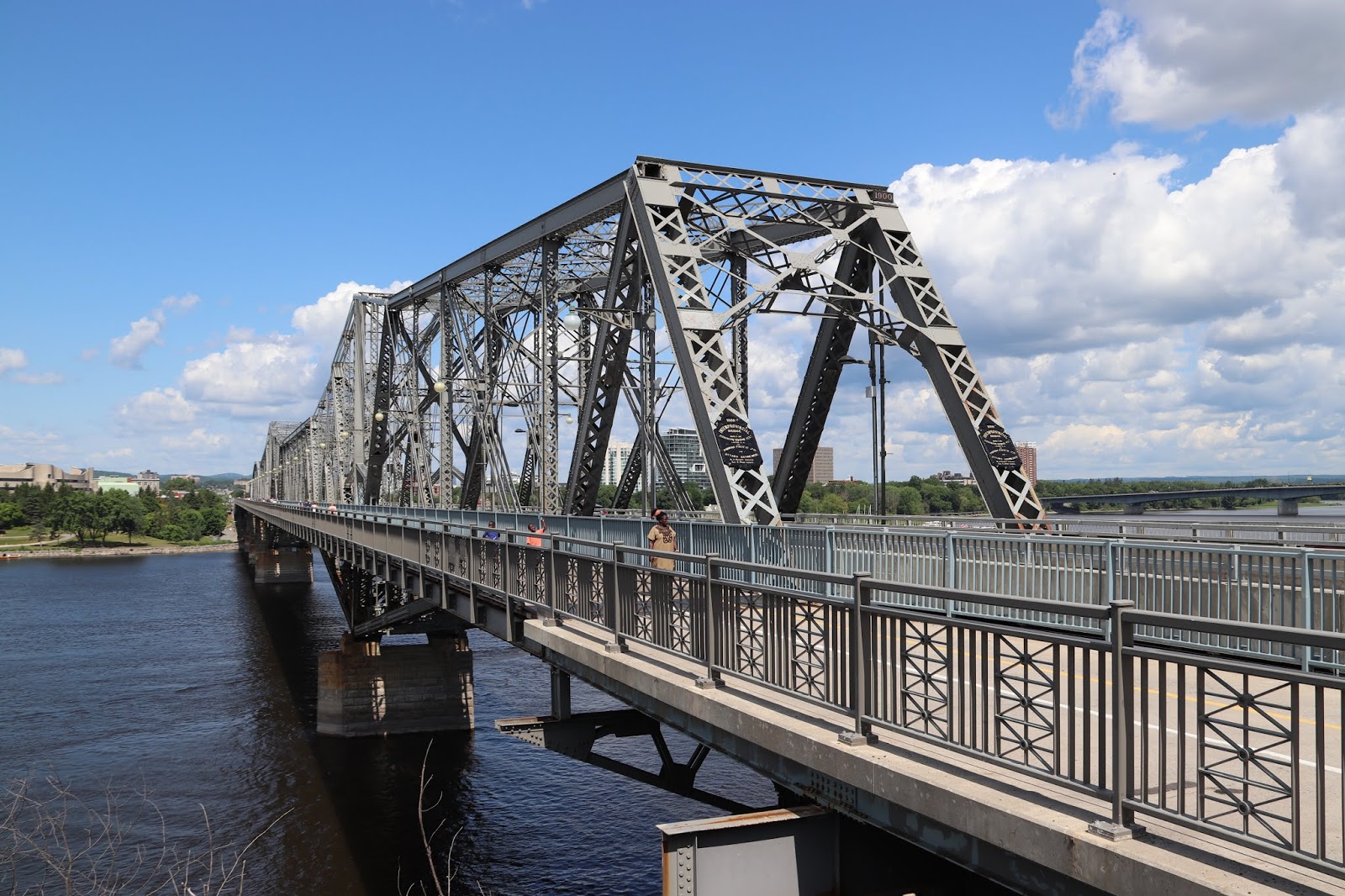 Memorials in Ottawa: Alexandra Bridge