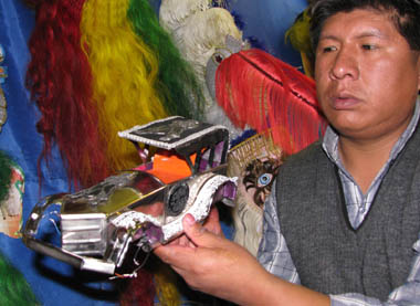 Los Folkloristas de Bolivia: Matracas con luces son novedad festiva