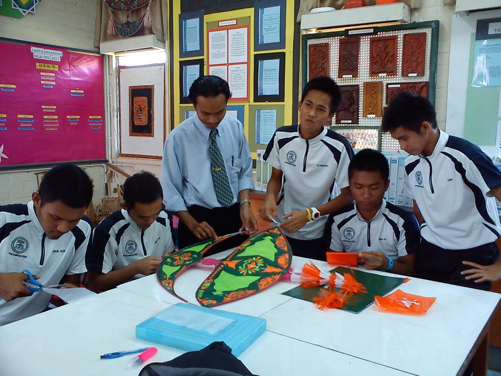 SENI VISUAL-Laman Ilmu Dan Kreativiti: Proses Pembuatan Wau Tradisional