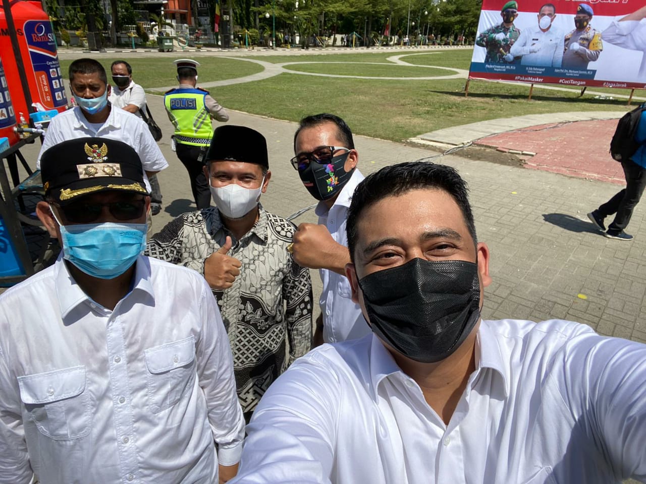 Pasangan Bobby Nasution Ajak Akhyar Selfie di Lapangan Merdeka Medan ...