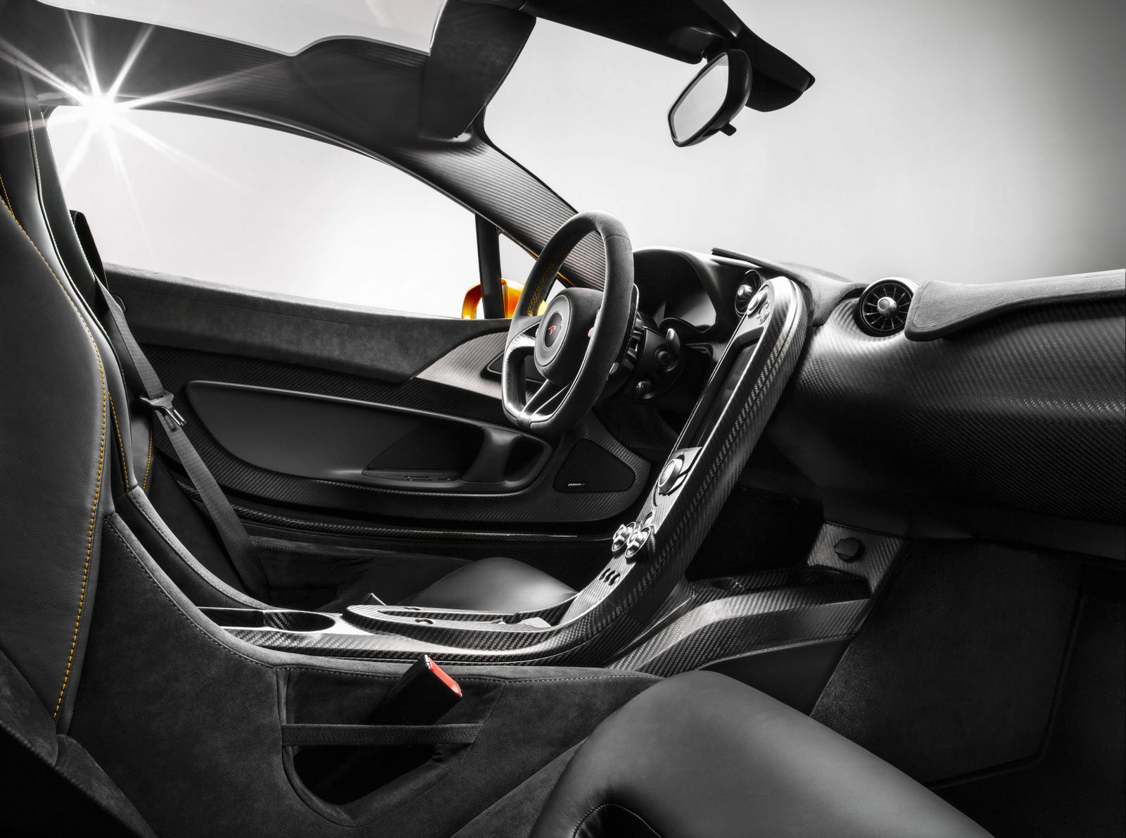 THE McLAREN P1™: THE INSIDE VIEW