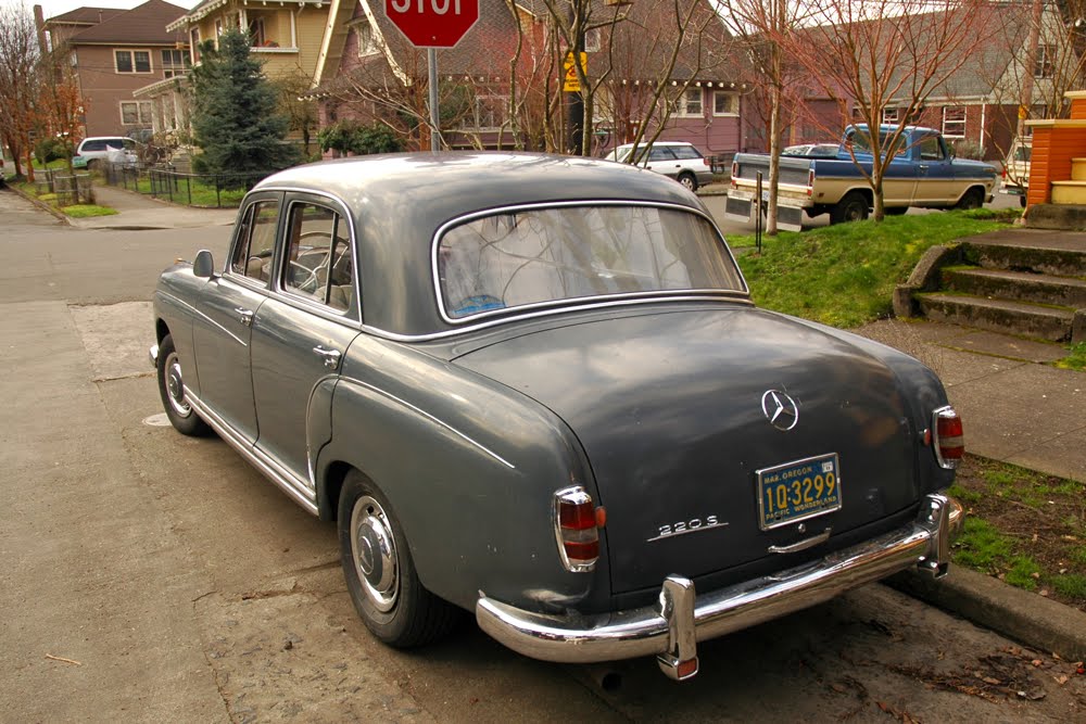 OLD PARKED CARS.: 1958 Mercedes-Benz 220S.