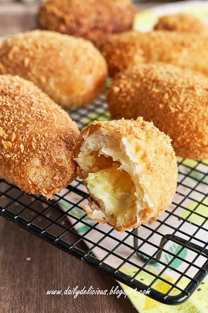 dailydelicious: Fried cheese bread