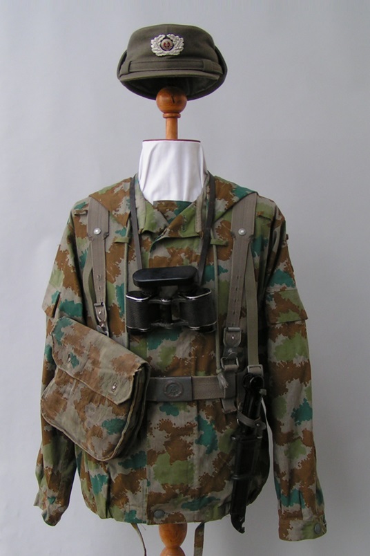 DDR Uniformen, Ausrüstung und Abzeichen: Uniformen aus dem Buch ...