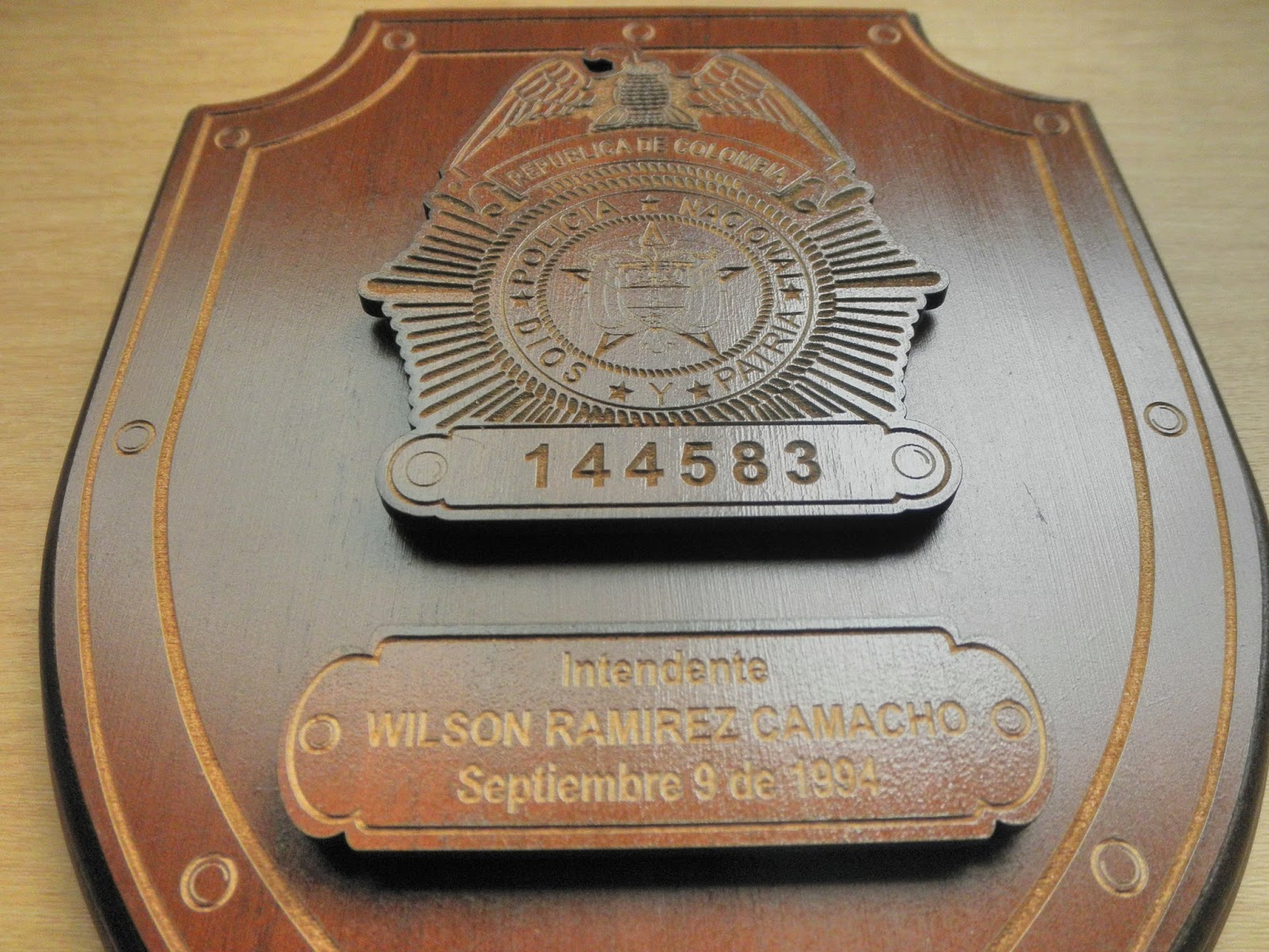 E X P O S A B L E S: 10. Escudo placa policial