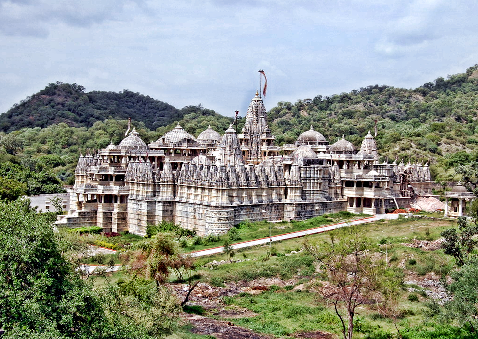Arte: Chaumukha Mandir, templo Jainista de Ranakpur, India