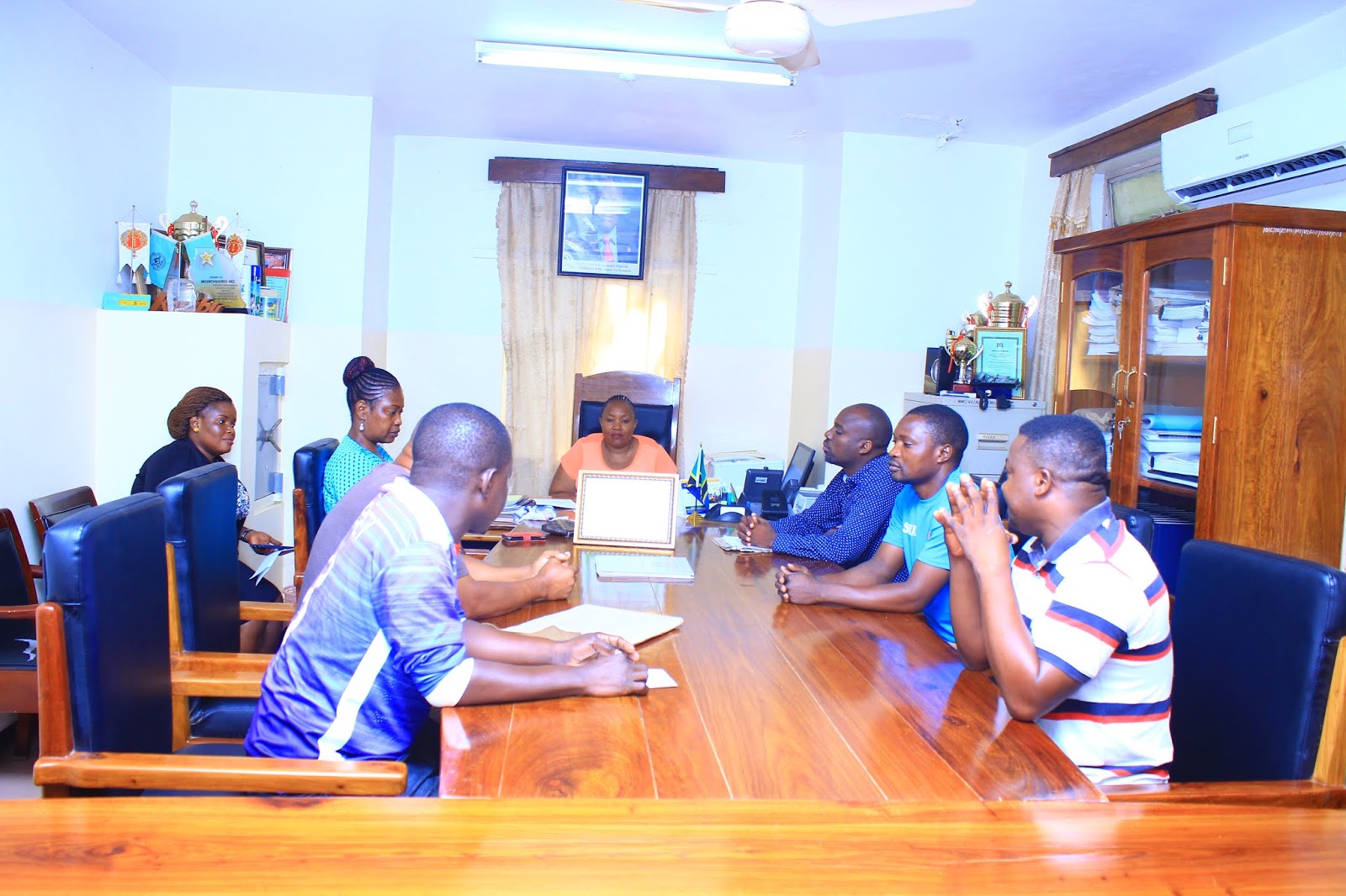 Picha mbali mbali zikionesha matukio ya hafla fupi ya Mkurugenzi wa ...