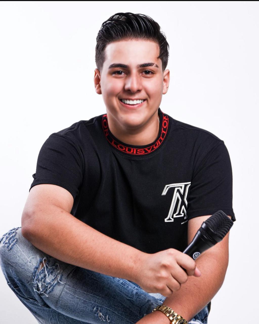 Gustavinho faz convite para ‘Live Sextou com o Playboyzinho’