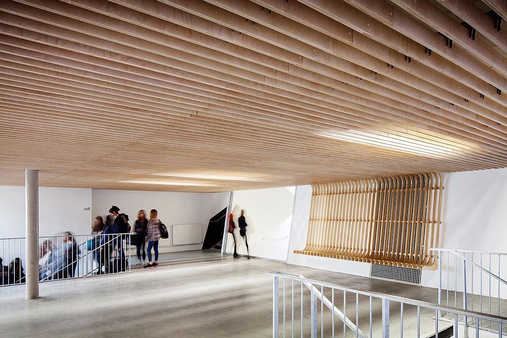 Dinamismo en lamas de madera|Espacios en madera