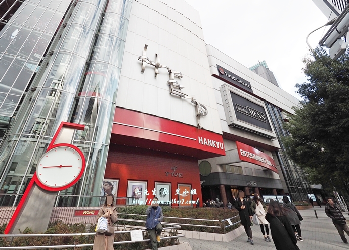 【日本大阪必逛推薦】梅田 HEP FIVE，年輕人最愛逛街聖地，搭摩天輪還可享購物用餐優惠超划算！ - 七先生與艾小姐