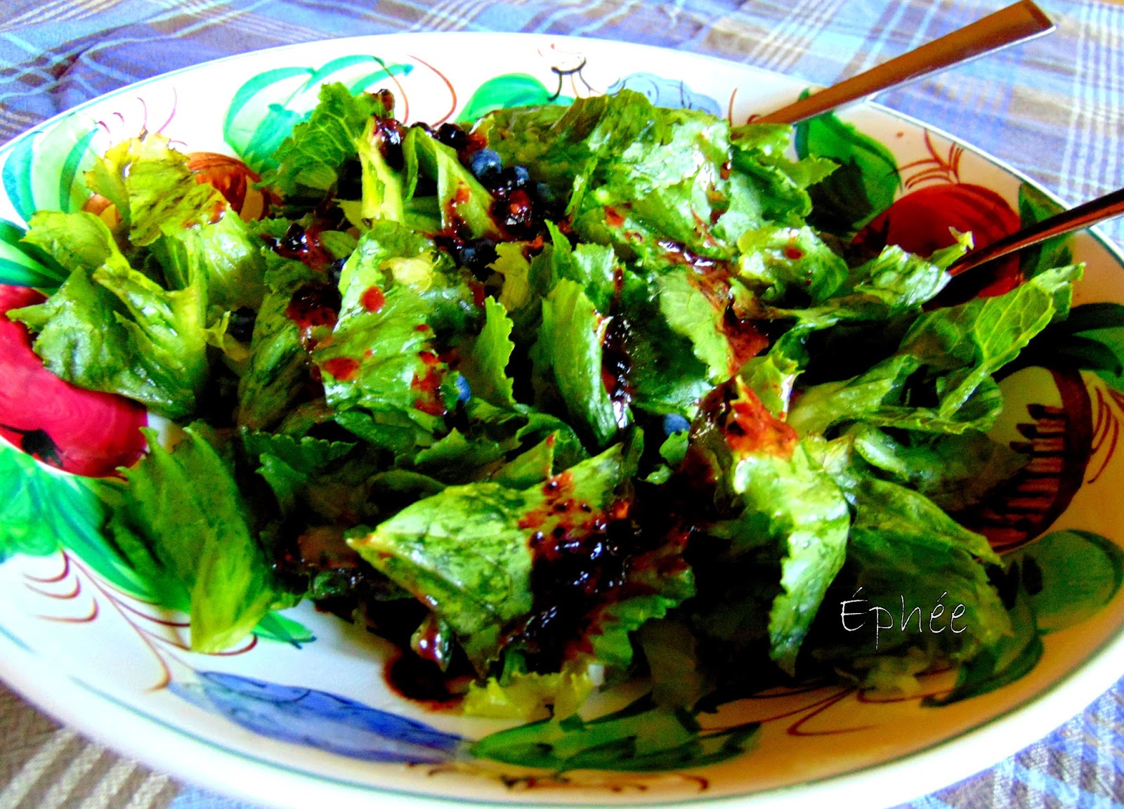 Salade avec vinaigrette aux bleuets