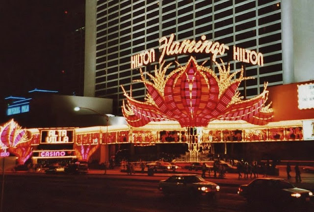 50 Fascinating Photos of Las Vegas in the Beginning of the Megaresort ...