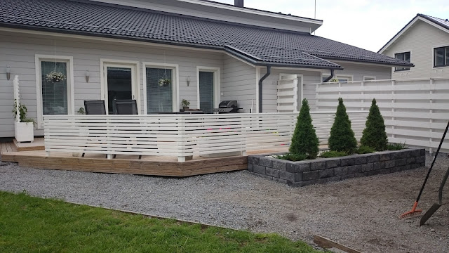 White Sun Cottage: Muurikiviallas terassin eteen