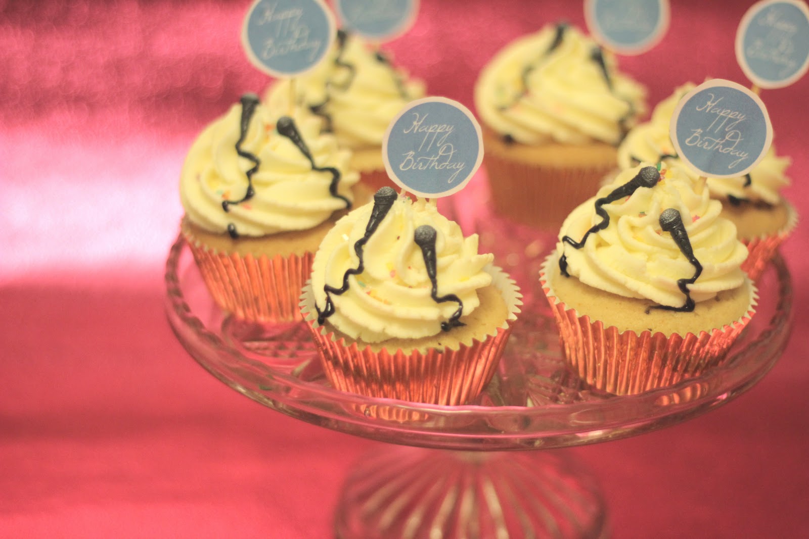 feed my face with cake: Microphone cupcakes