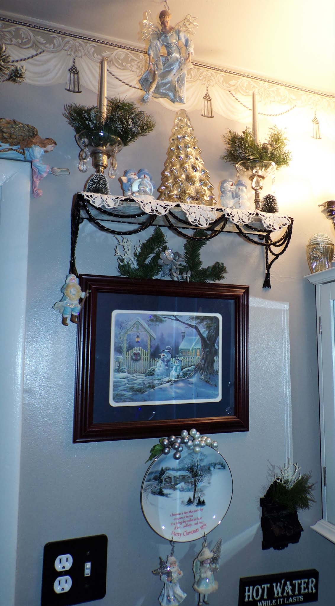 A DEBBIE-DABBLE CHRISTMAS: A Blue, Blue Christmas Powder Room