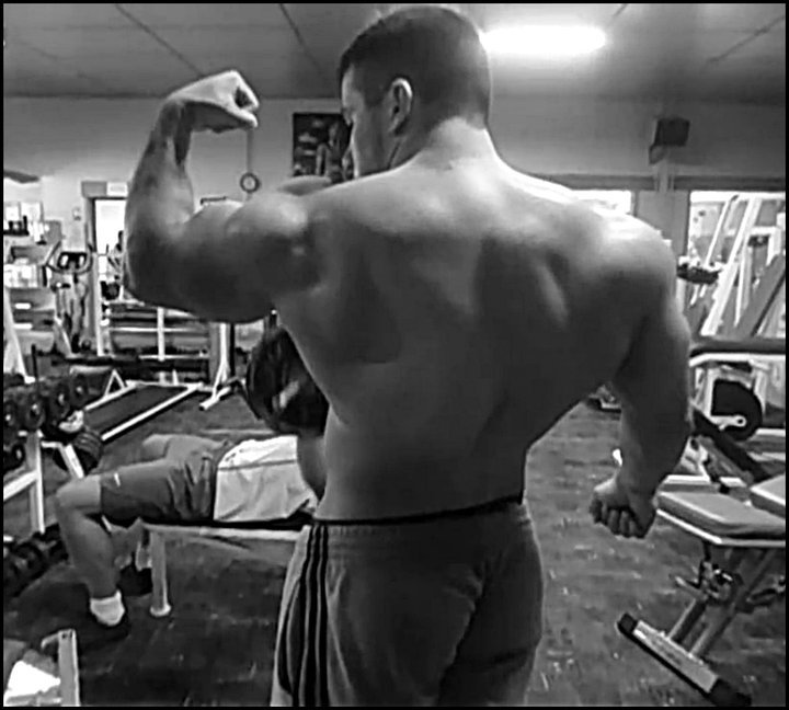 LA PERFECTION FAITE HOMME: LORENZO BECKER 01