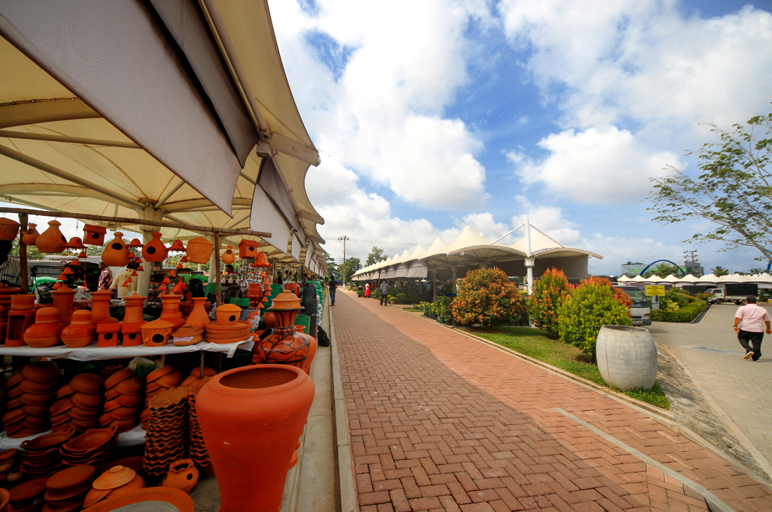 Diyatha Uyana (දියත උයන), a waterfront park in Battaramulla