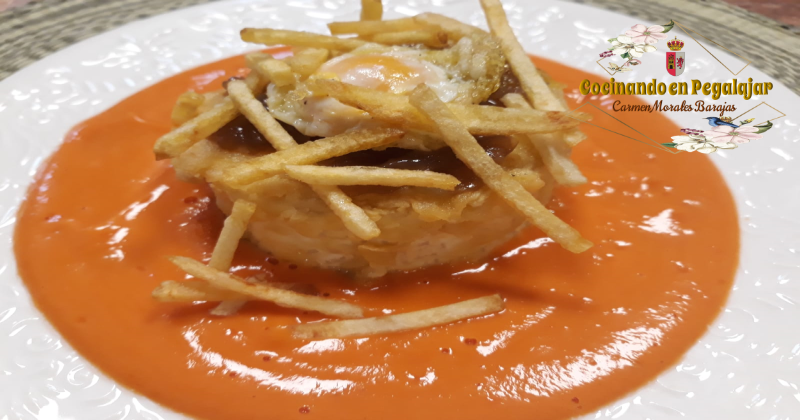 Rulo de Cabra Crujiente con Cebolla Caramelizada.