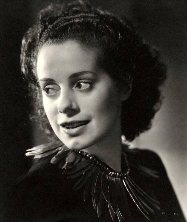 The "Bride of Frankenstein": 40 Glamorous Photo of Elsa Lanchester in ...