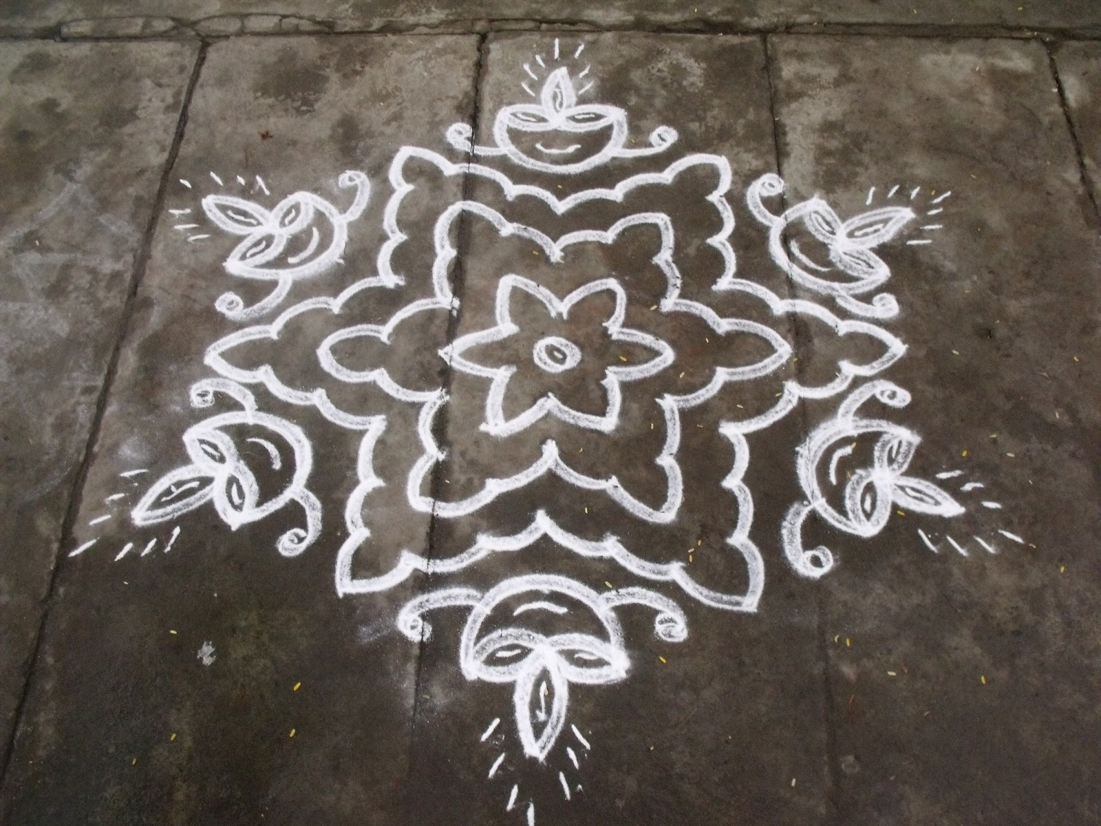 Rangoli designs/Kolam: S.No. 39 :-13-7 pulli kolam- interlaced dots kolam