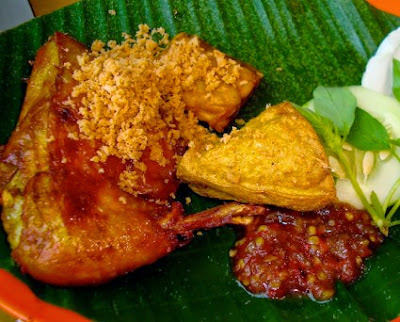 Penyet Fried chicken recipe with a Special spicy sauce is delicious ...