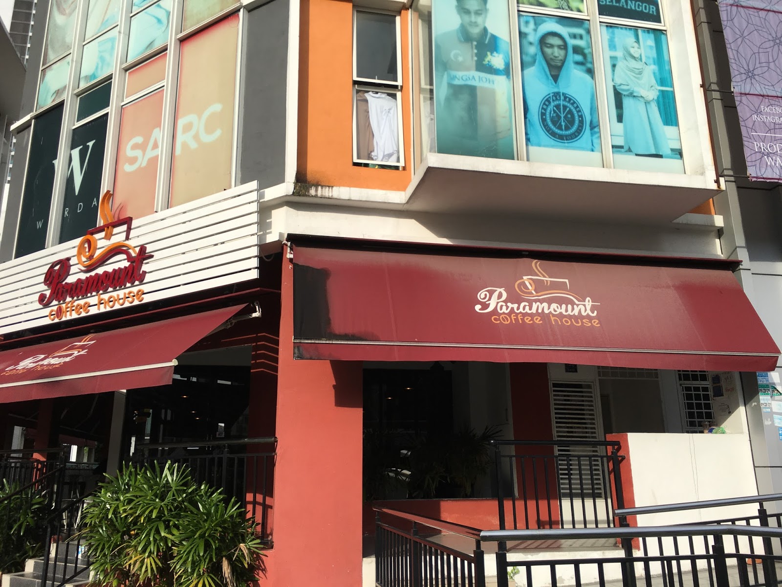 LAKUKAN APA SAJA YANG DISUKAI: Paramount Coffee House