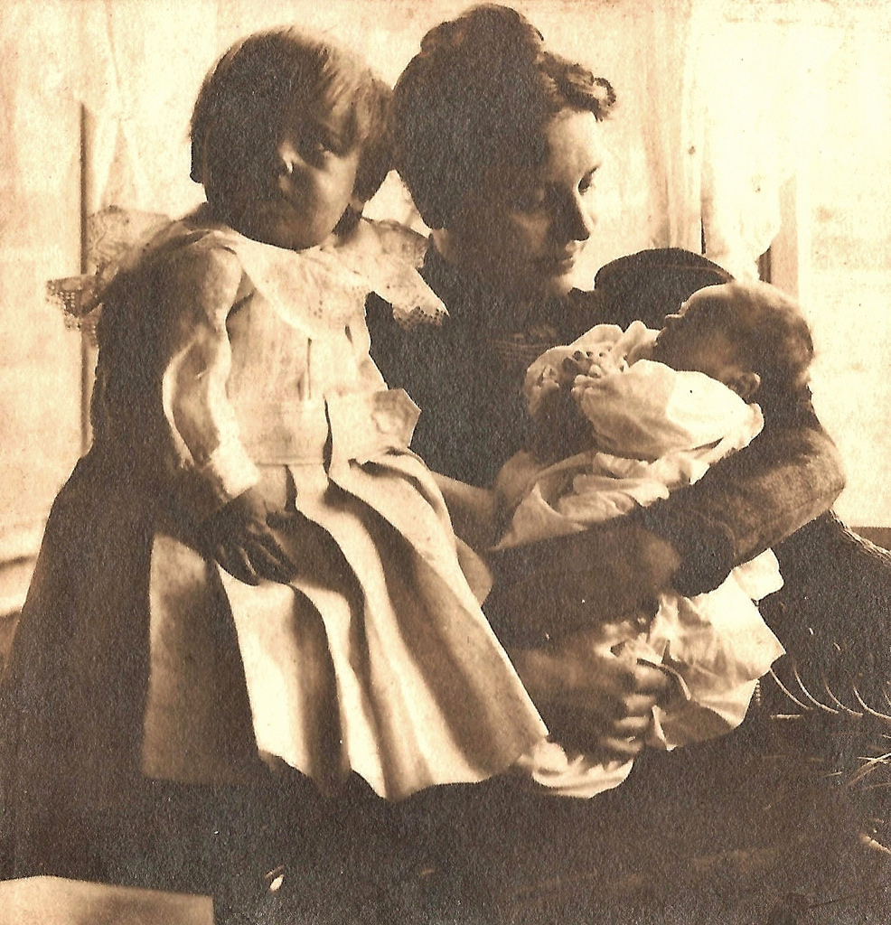 Victorian Motherhood: Lovely Vintage Photos of Mothers Posing With ...
