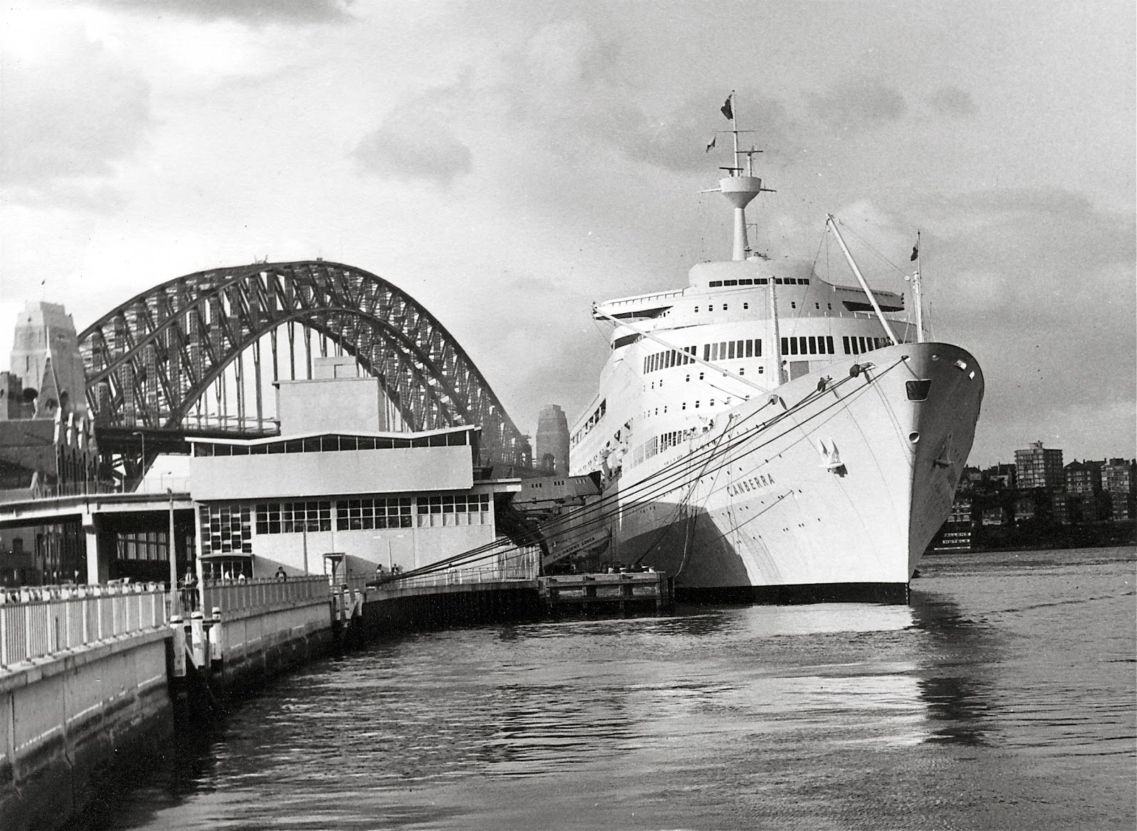 SHIPS & THE SEA - BLOGUE dos NAVIOS e do MAR: CANBERRA in Sydney