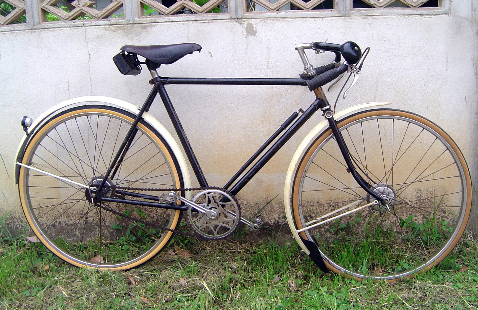 ON THE DROPS: In Fast Company: Raleigh Club Cycles 1934-1942