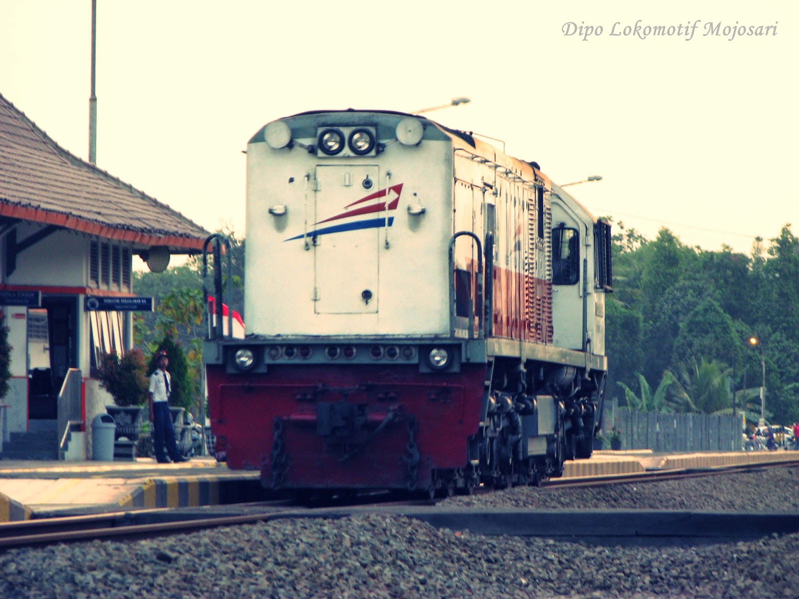 Kereta Api Indonesia: Lokomotif CC201 Sruntulan di Stasiun Patukan ...