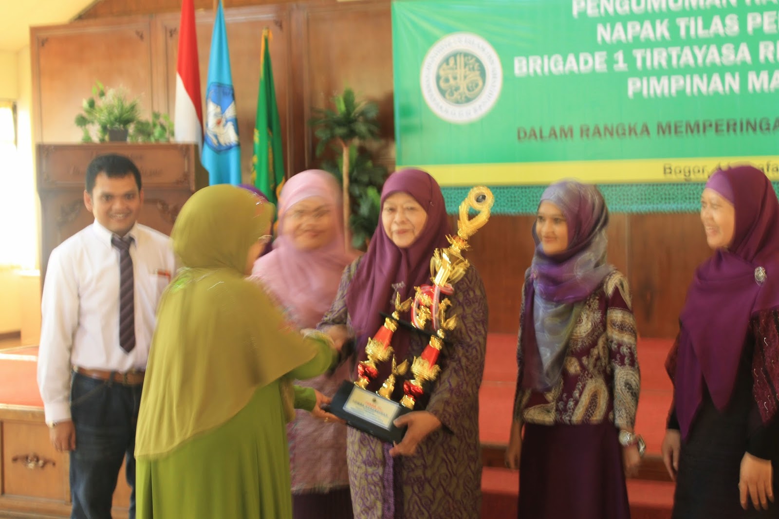 FIKES UIKA Bogor Juara 3 Lomba Kebersihan ~ Yufroni World