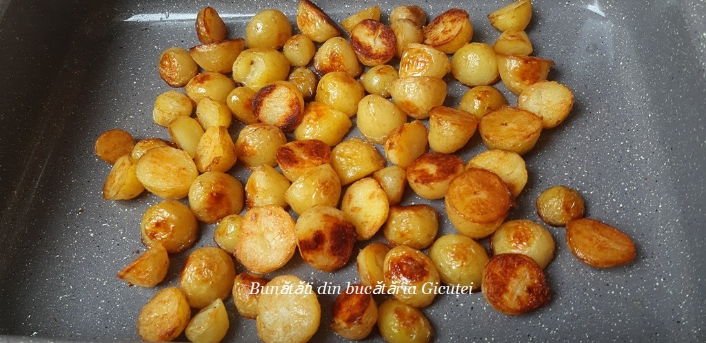 Cartofi noi fierti si rumeniti in cuptor - Bunătăți din bucătăria Gicuței