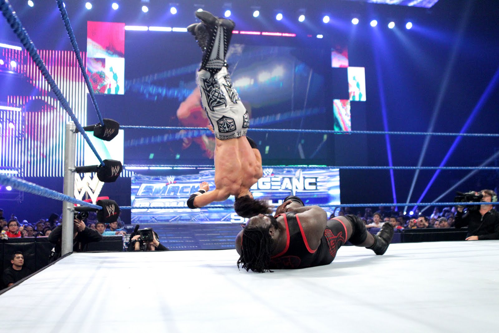 WWE In live!!!!: JOHN MORRISON vs MARK HENRY