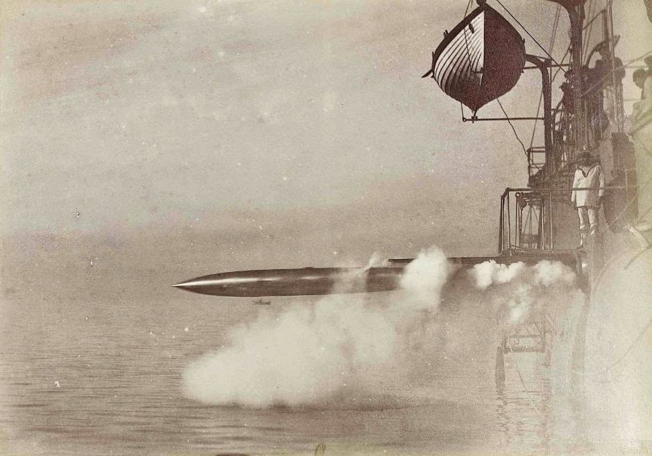 photographie-maritime: lancement d'une torpille