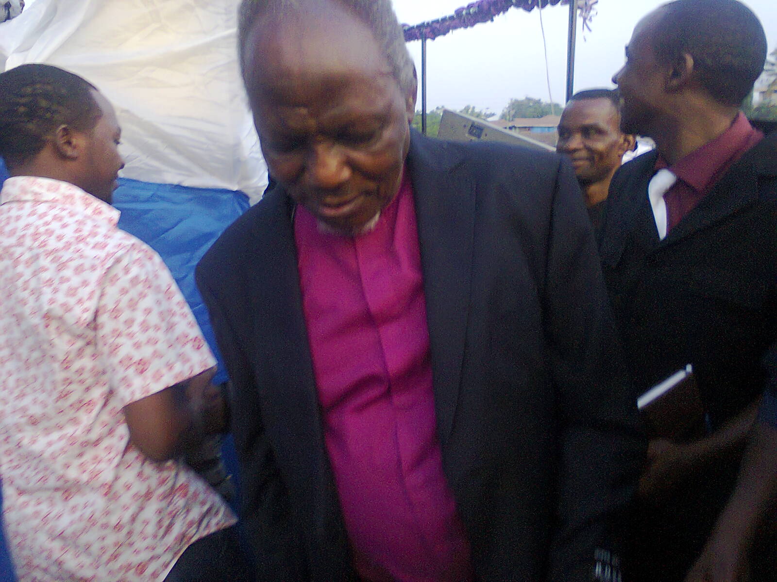 Masanja Mkandamizaji uso kwa uso na Askofu wa EAGT Dr.Moses Kulola ...