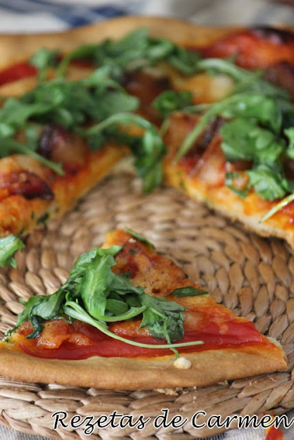 Pizza con rúcula y panceta