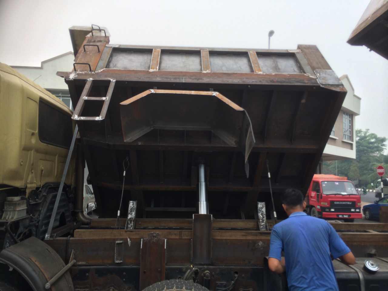 YRC Lorry Engineering (M) Sdn Bhd: HINO 700 8X4 STEEL TIPPER DOUBLE BUCKET